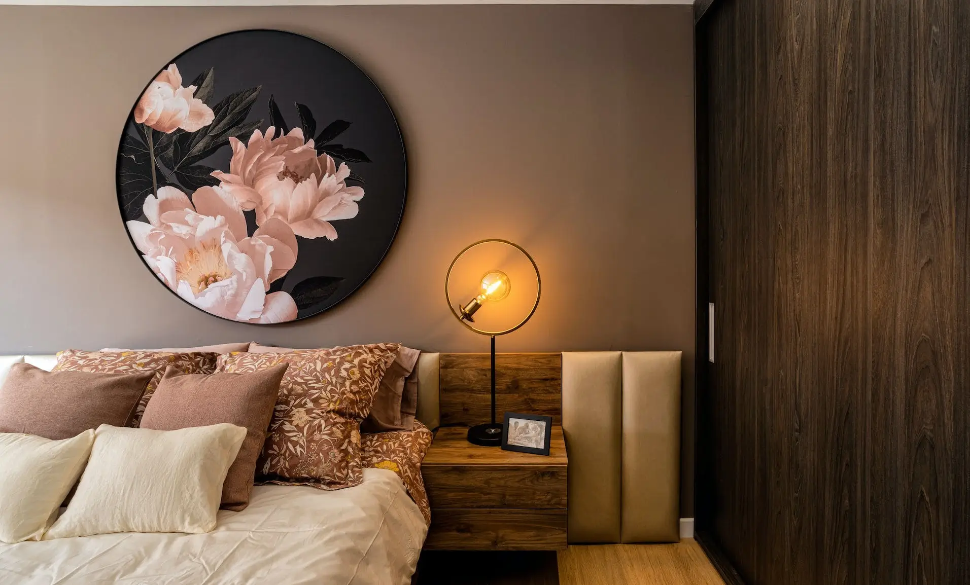 Circle Paintings: A Bold Statement in Interior Design - KunstLoft Magazine